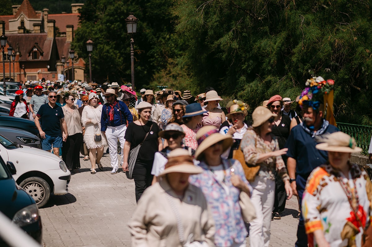 (Fotos) Un Paseo con Sombrero multitudinario y colorido en Donostia