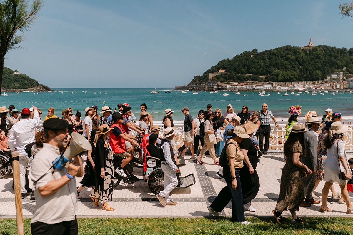 (Fotos) Un Paseo con Sombrero multitudinario y colorido en Donostia