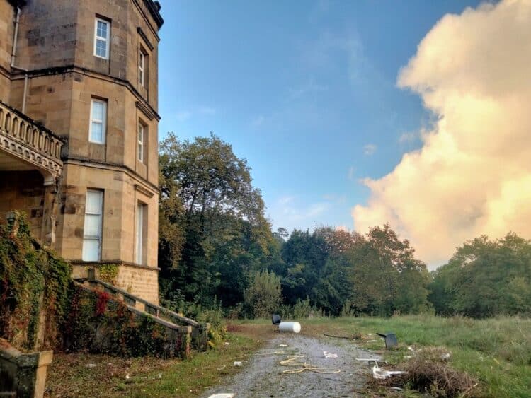 "Invasión de basura y maleza" "y botellones" en la Torre de Satrústegui