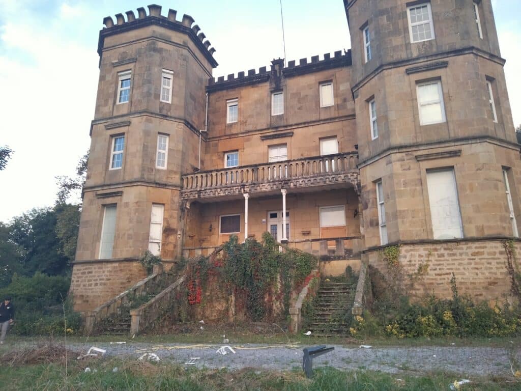 "Invasión de basura y maleza" "y botellones" en la Torre de Satrústegui