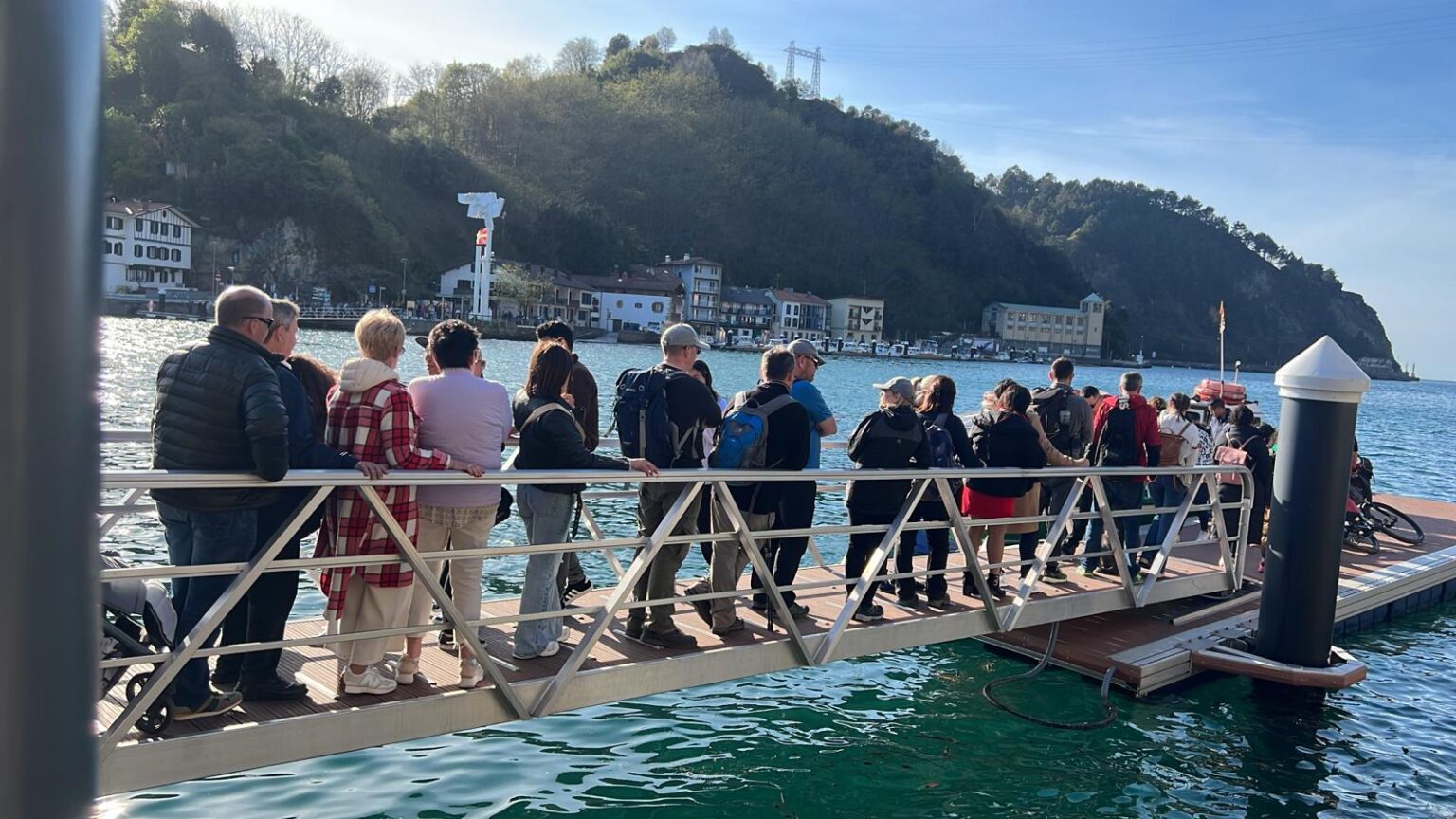 "Hora y media de espera para coger la motora en Pasaia"