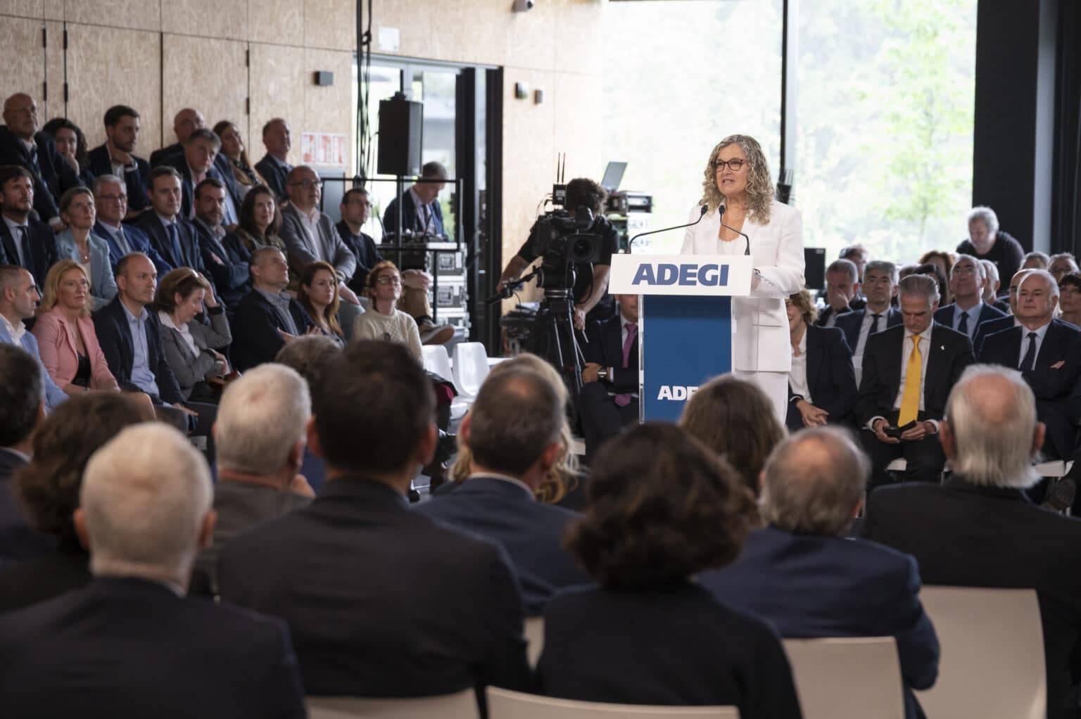 Isabel Busto hace historia al convertirse en primera mujer en presidir ...