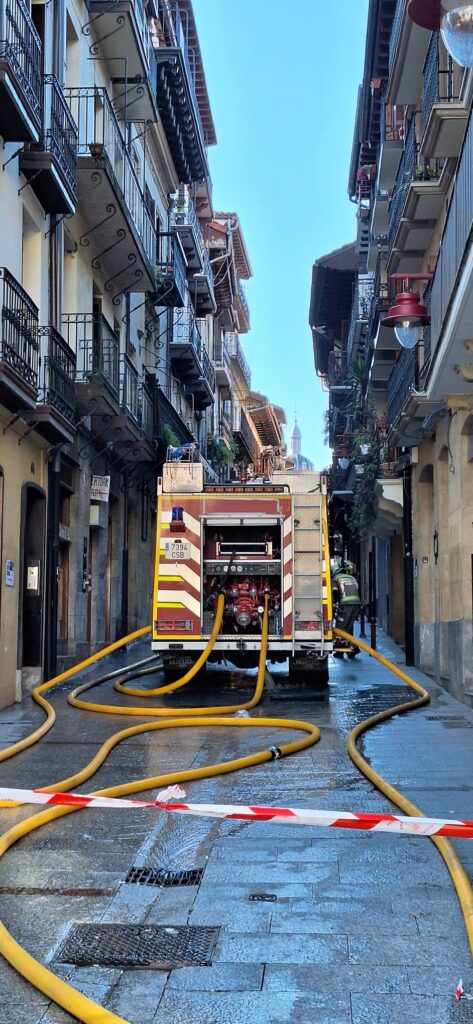 El edificio incendiado en el centro de Hernani no tiene daños estructurales